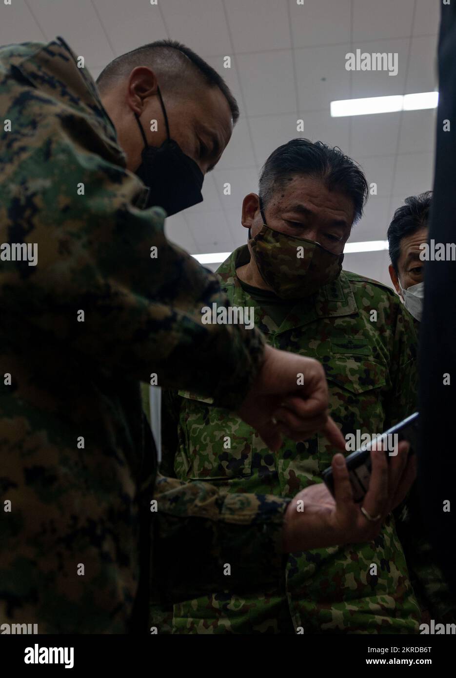 ÉTATS-UNIS Le capitaine de la Marine Andrew Lin, à gauche, chirurgien ...