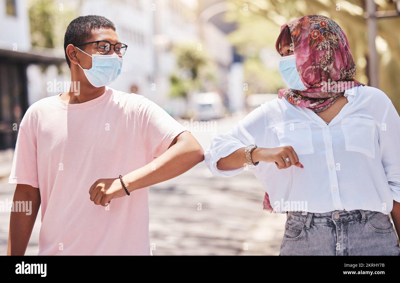 Covid poignée de main, accueil de coude et amis bienvenus des personnes ...