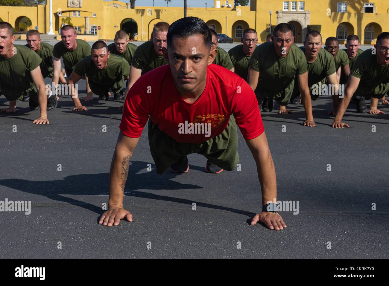 ÉTATS-UNIS Marines avec Alpha Company, 1st Recruit Training Battalion, exécute des push-ups ...