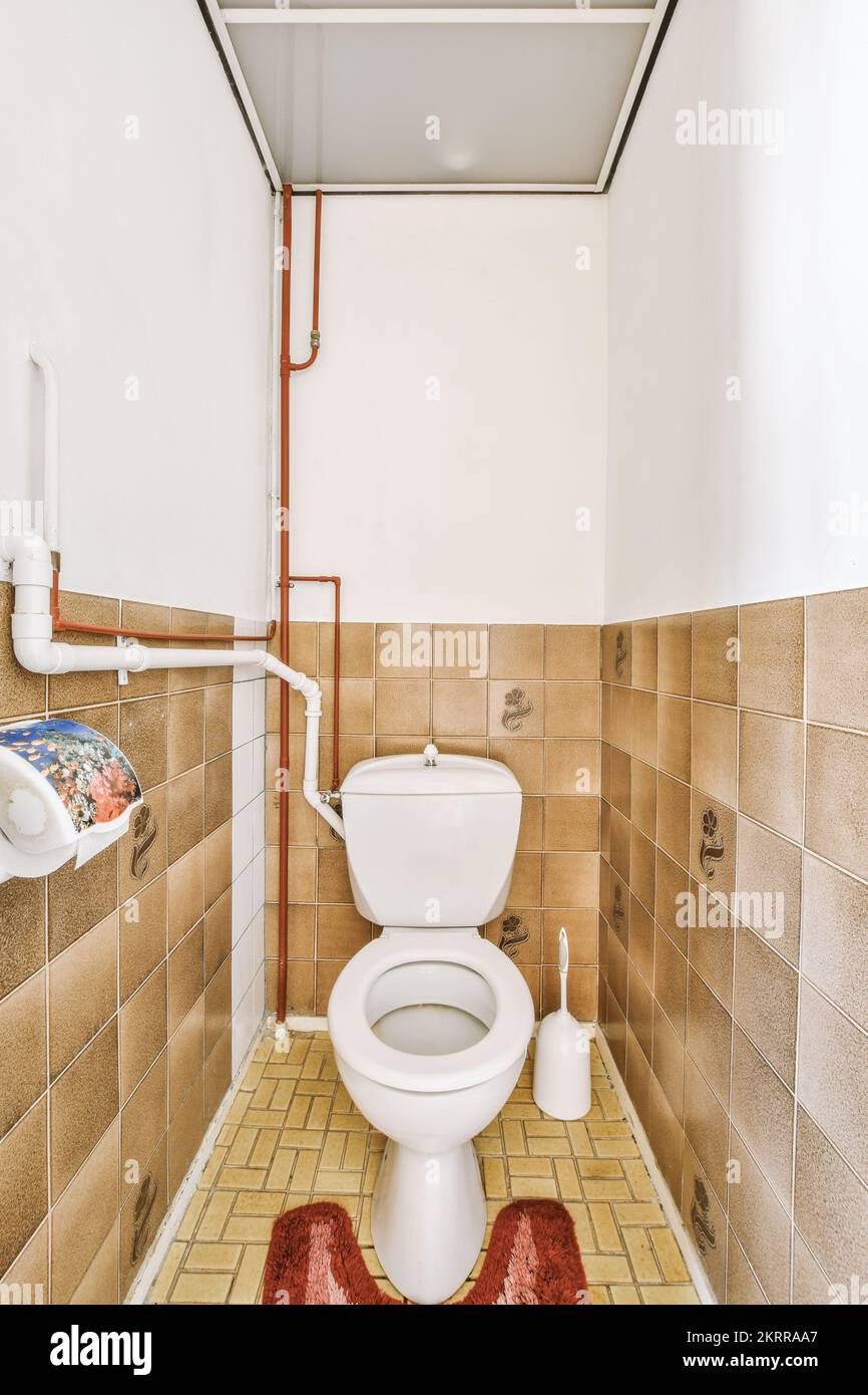 Intérieur des toilettes étroites avec toilettes murales avec murs ...