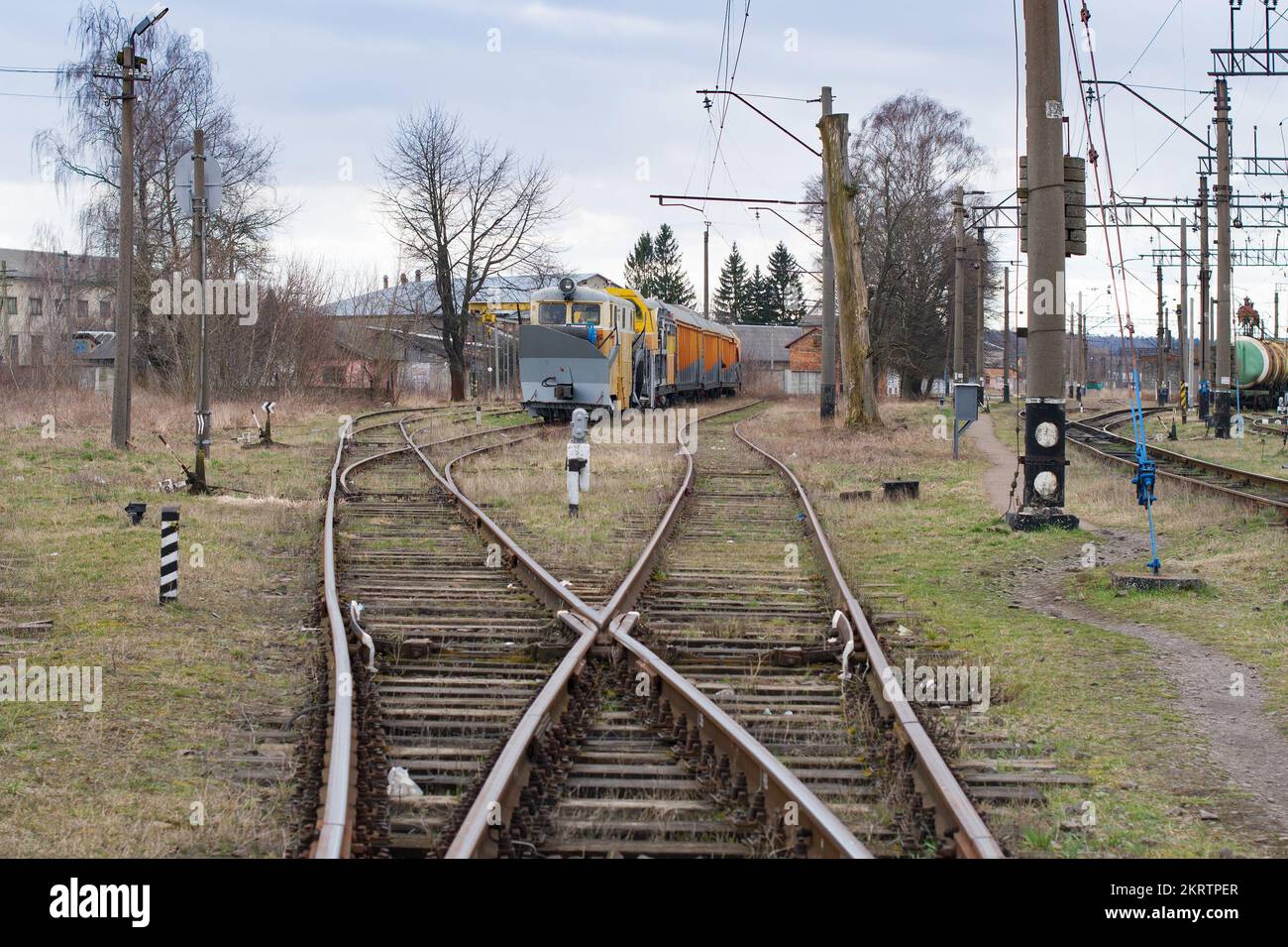 locomotiv avec de longs trains de marchandises se tenir à une gare de ...