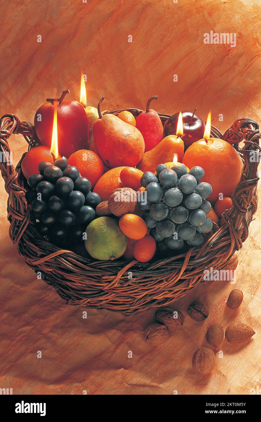 Bougies parfumées en forme de fruits dans un panier Photo Stock - Alamy