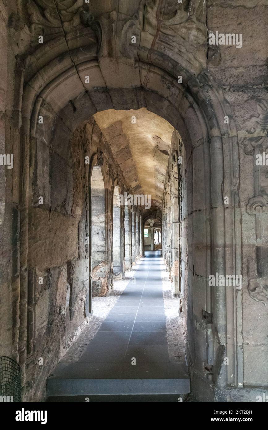 Un long couloir à l'intérieur de la célèbre Porta Nigra, une grande ...