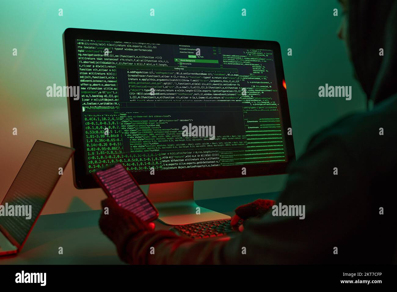 Personnes anonymes utilisant l'ordinateur et la programmation pour ...