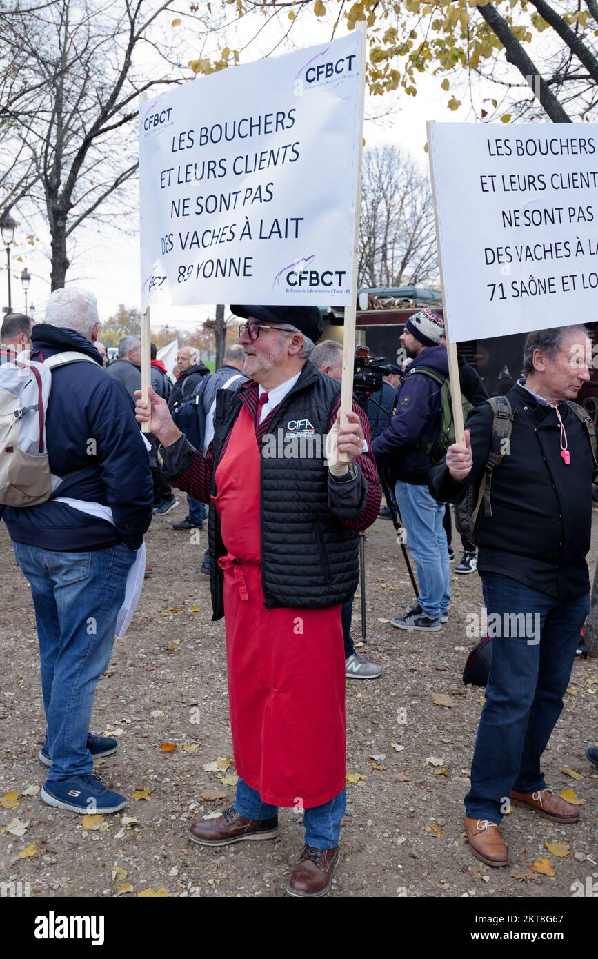 assemblage des artisans bouchers charcutiers à coté de l'assemblée ...
