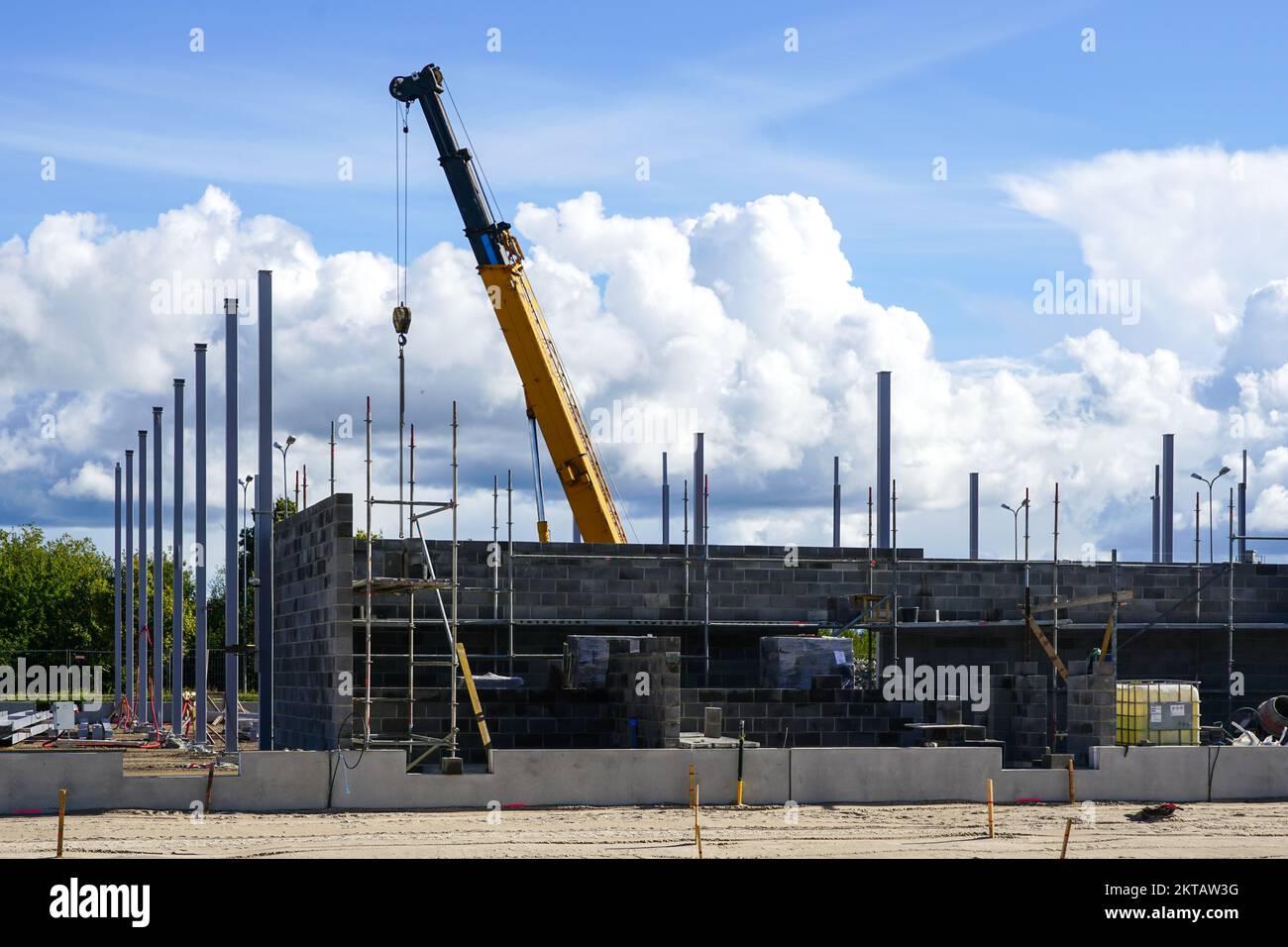 Chantier d'un nouveau bâtiment industriel moderne avec colonnes ...