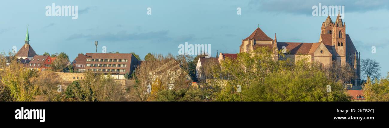 Collégiale romane Saint-Etienne dans le Vieux-Brisach sur la colline de ...