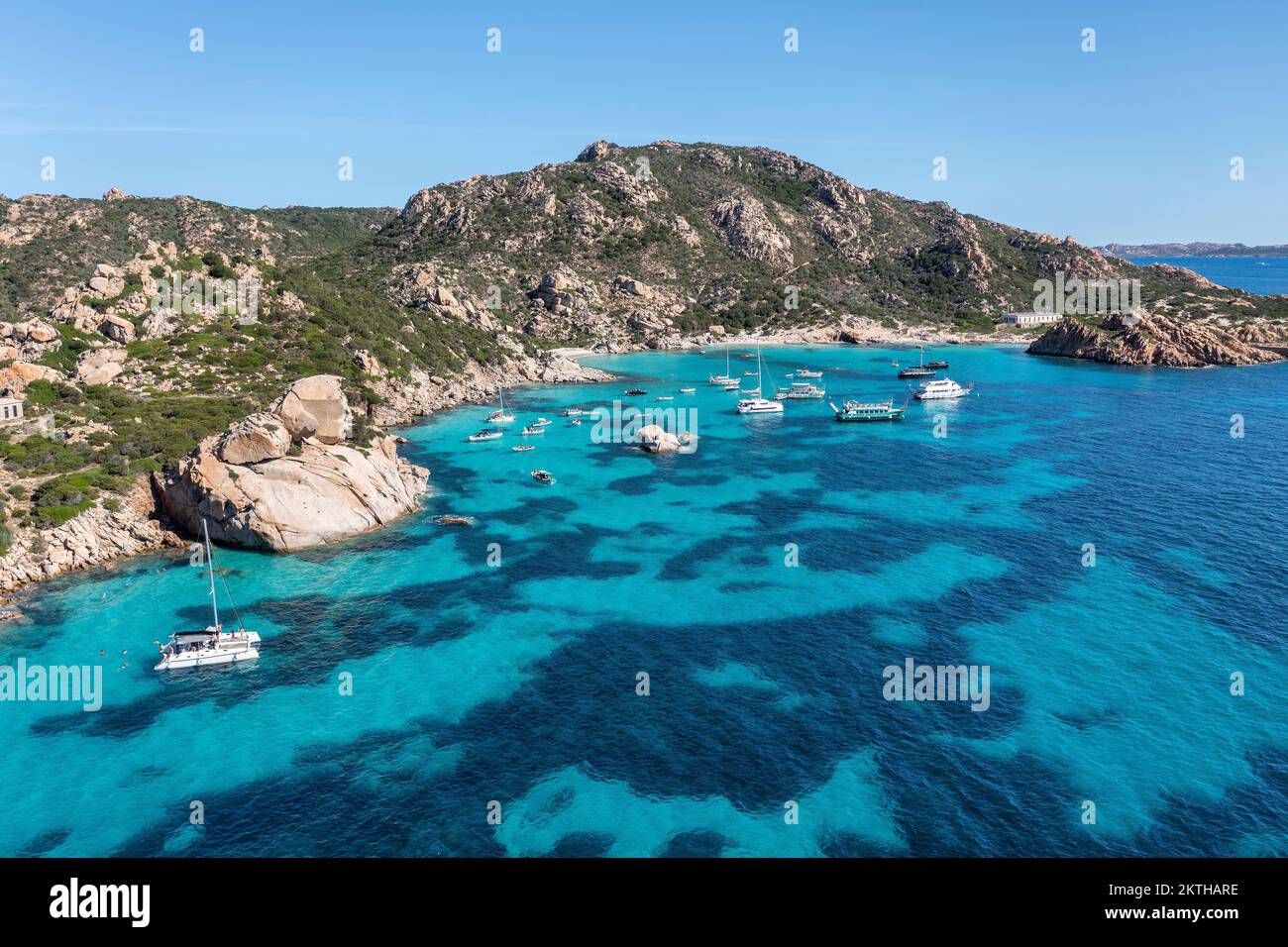 Vue aérienne de l'île de Spargi avec Cala Corsara, une plage de sable ...