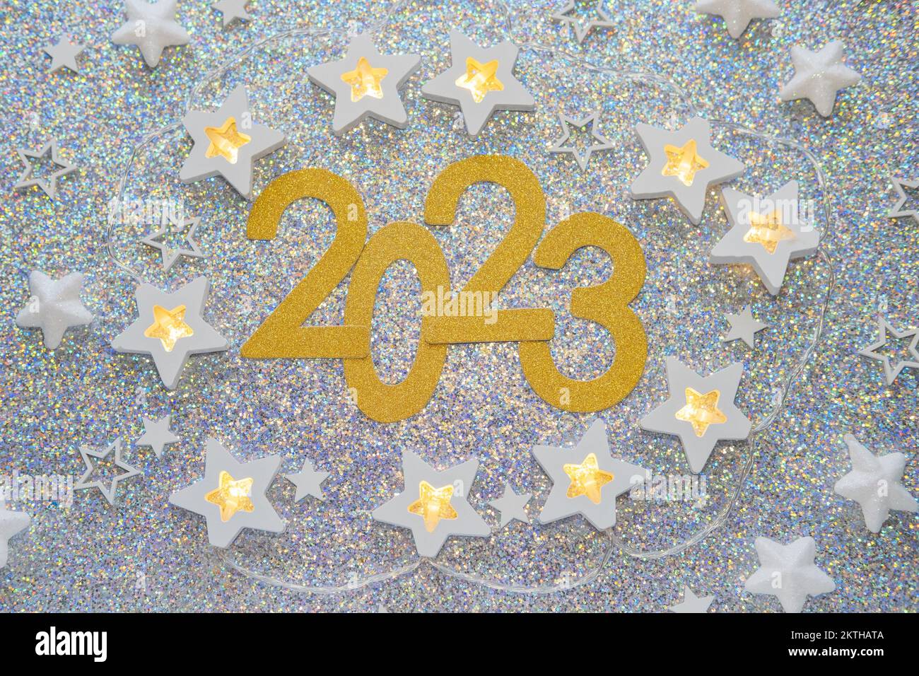2023 numéros d'or et étoiles confetti sur fond argenté scintillant ...