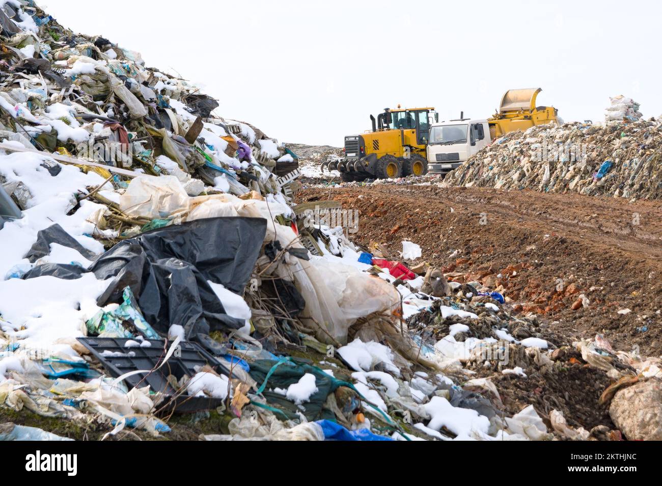 Vider le camion déchargeant les déchets sur une vaste décharge ...