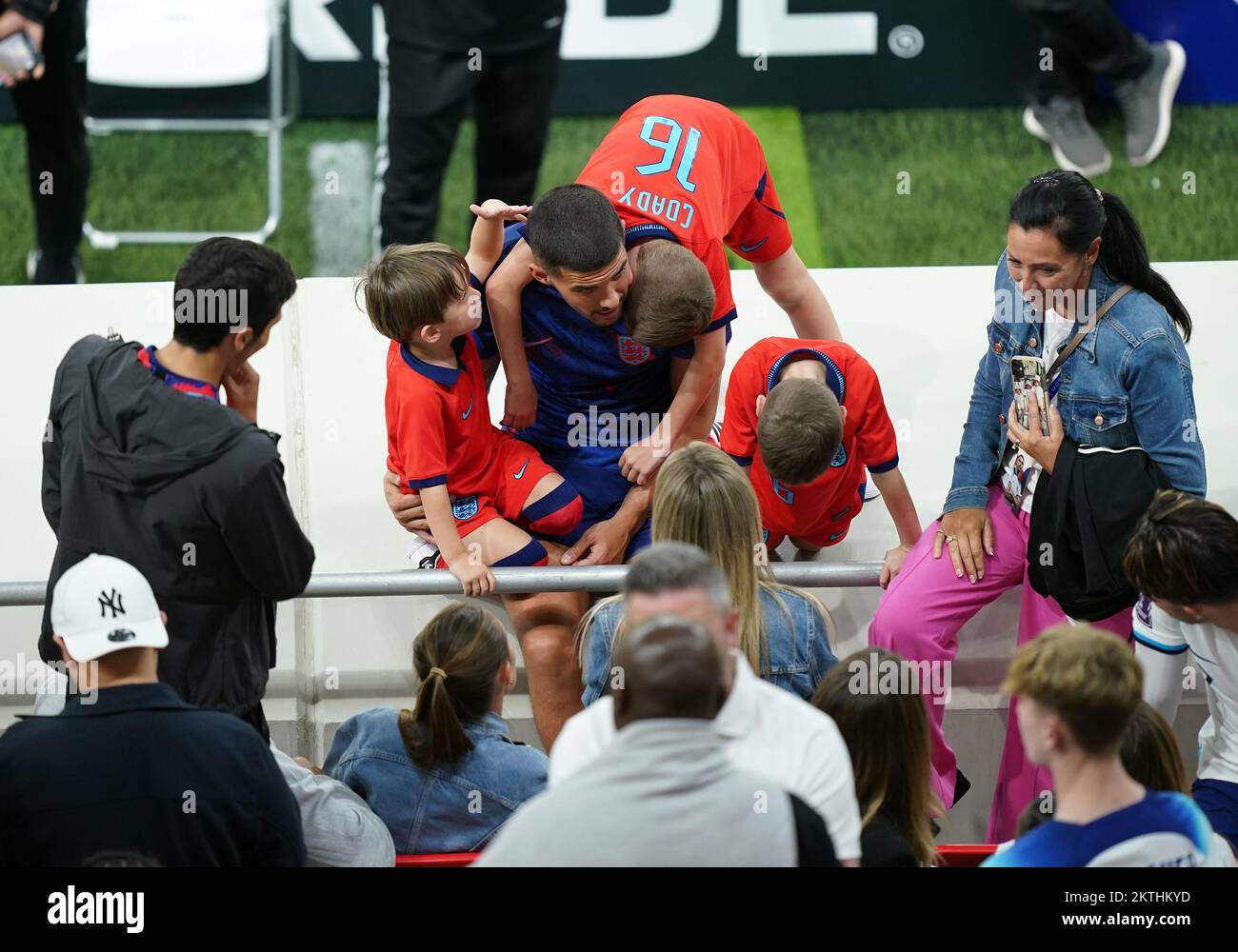Le Conor Coady d'Angleterre avec ses amis et sa famille après le match ...