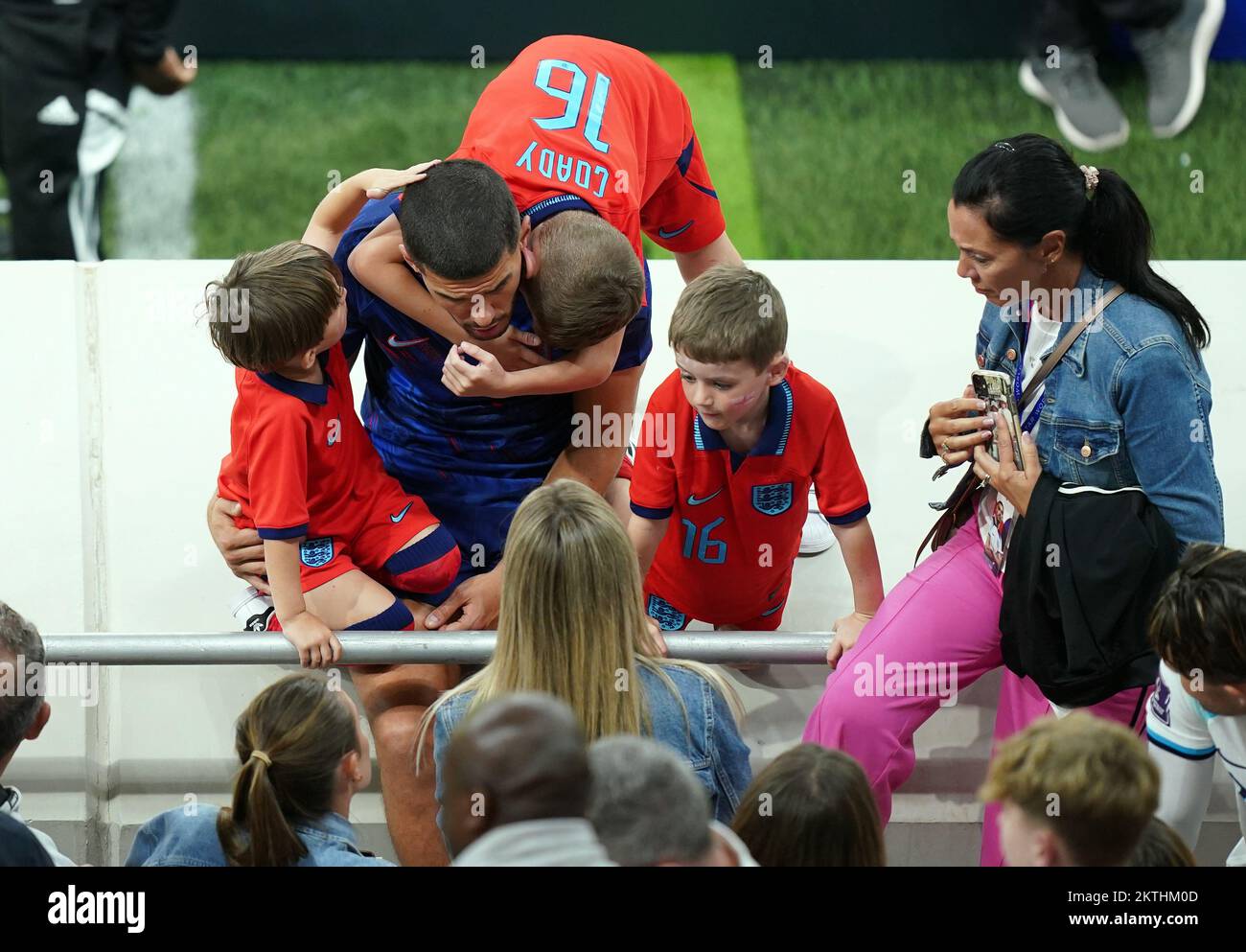 Le Conor Coady d'Angleterre avec ses amis et sa famille après le match ...