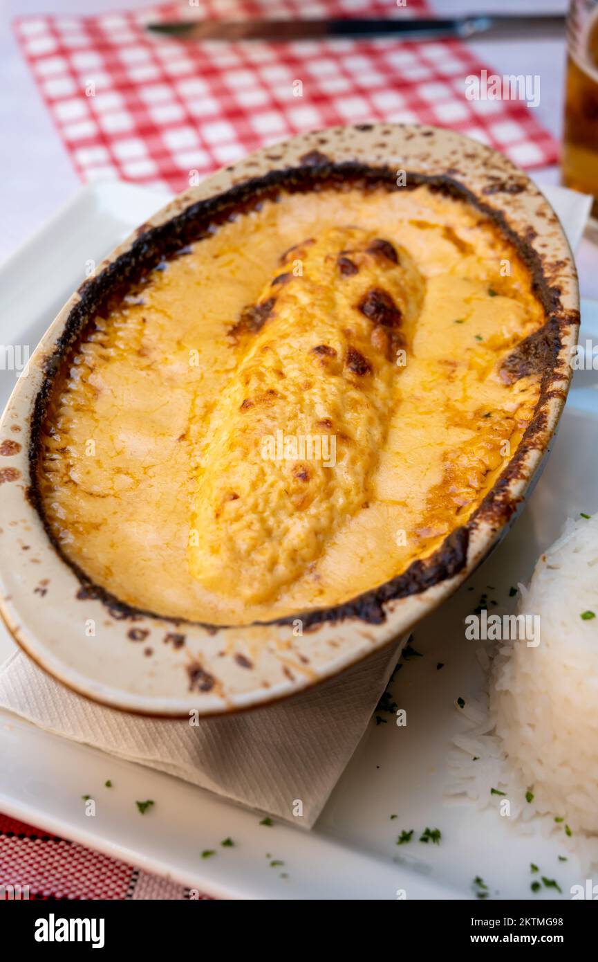 Quenelle, spécialité de Lyon, boulettes ovales remplies de poisson ...