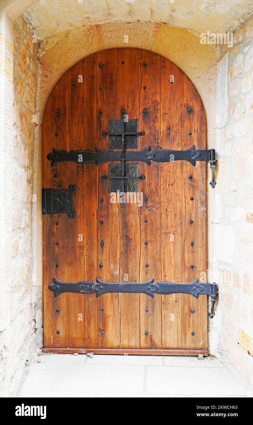 Ancienne porte en bois avec arche ronde et décorations en métal ...