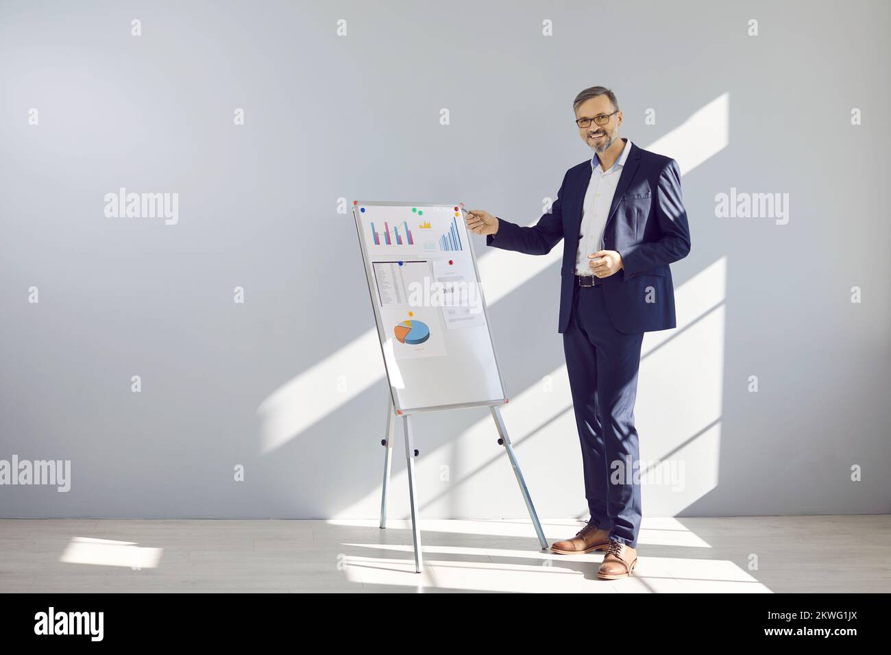 Le directeur commercial professionnel pointe le stylo sur le tableau ...