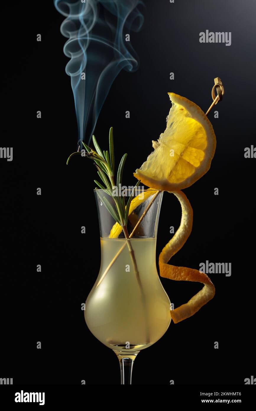Limoncello dans un verre. Une liqueur de citron italienne douce, une ...