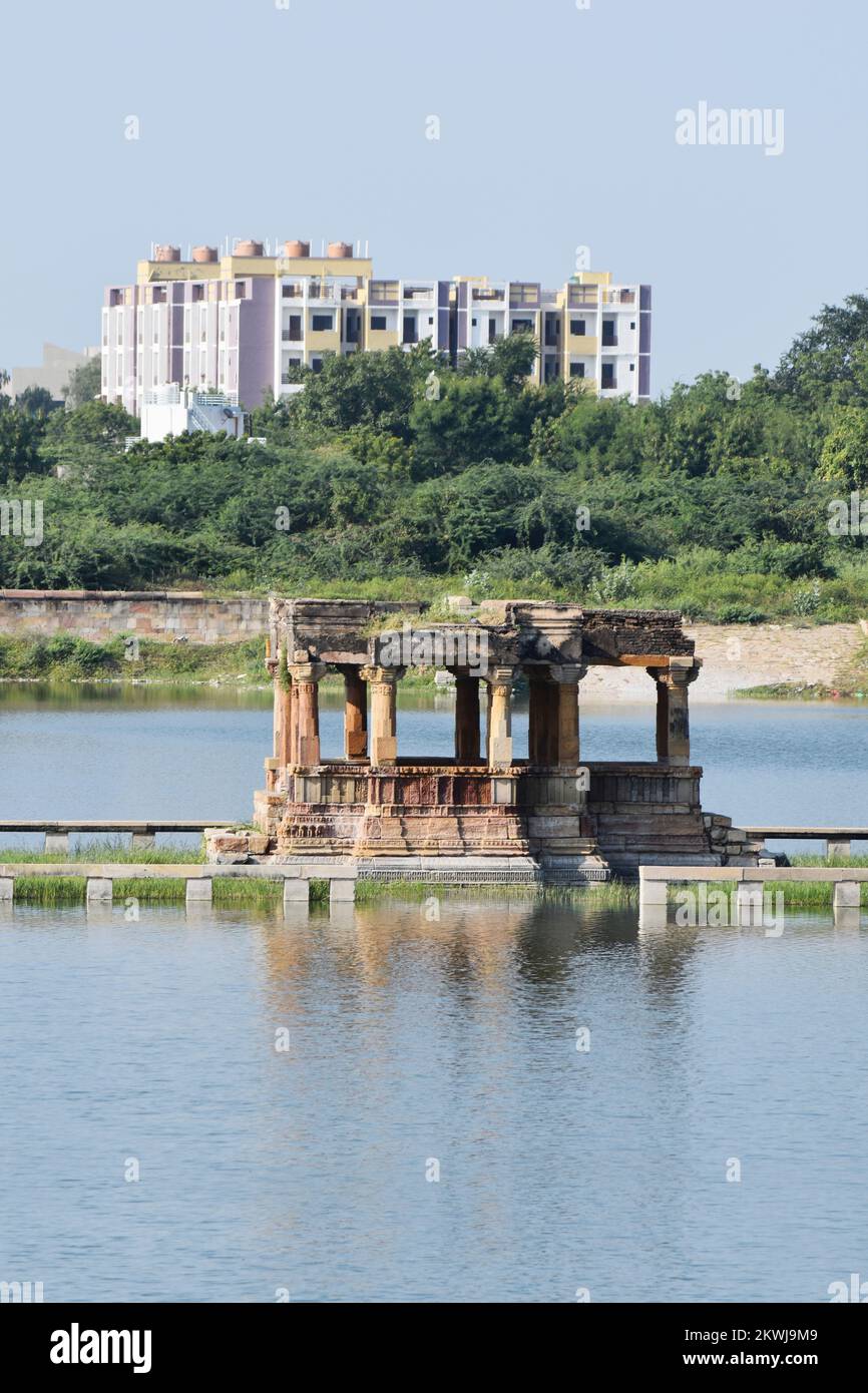 Vieux stuc de pierre de Malav Talav, construit au XIe siècle par ...