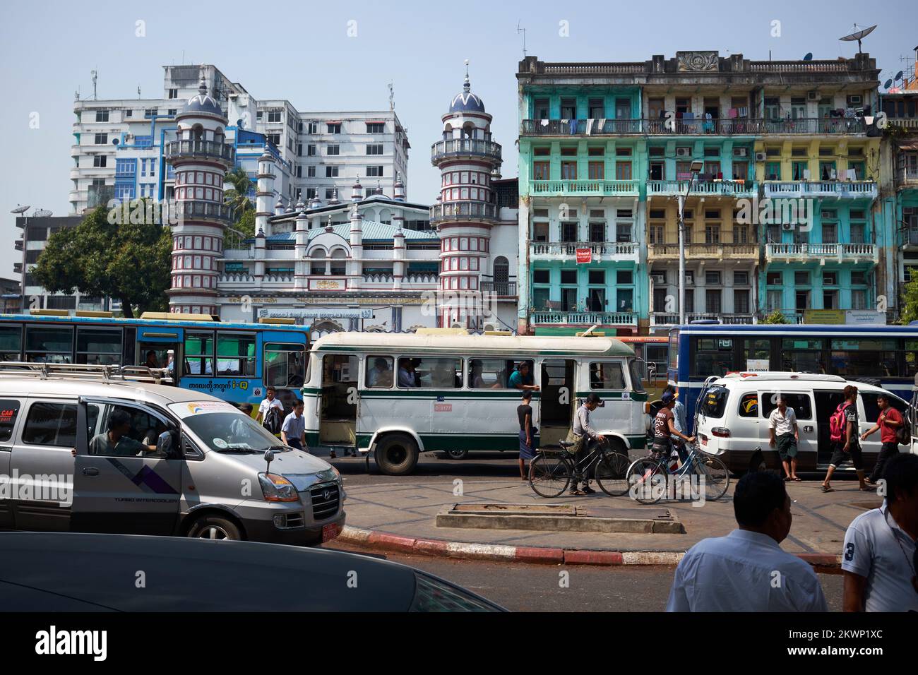 Yangon traffic congestion Banque de photographies et d’images à haute ... Yangon traffic congestion Banque de photographies et d’images à haute ...