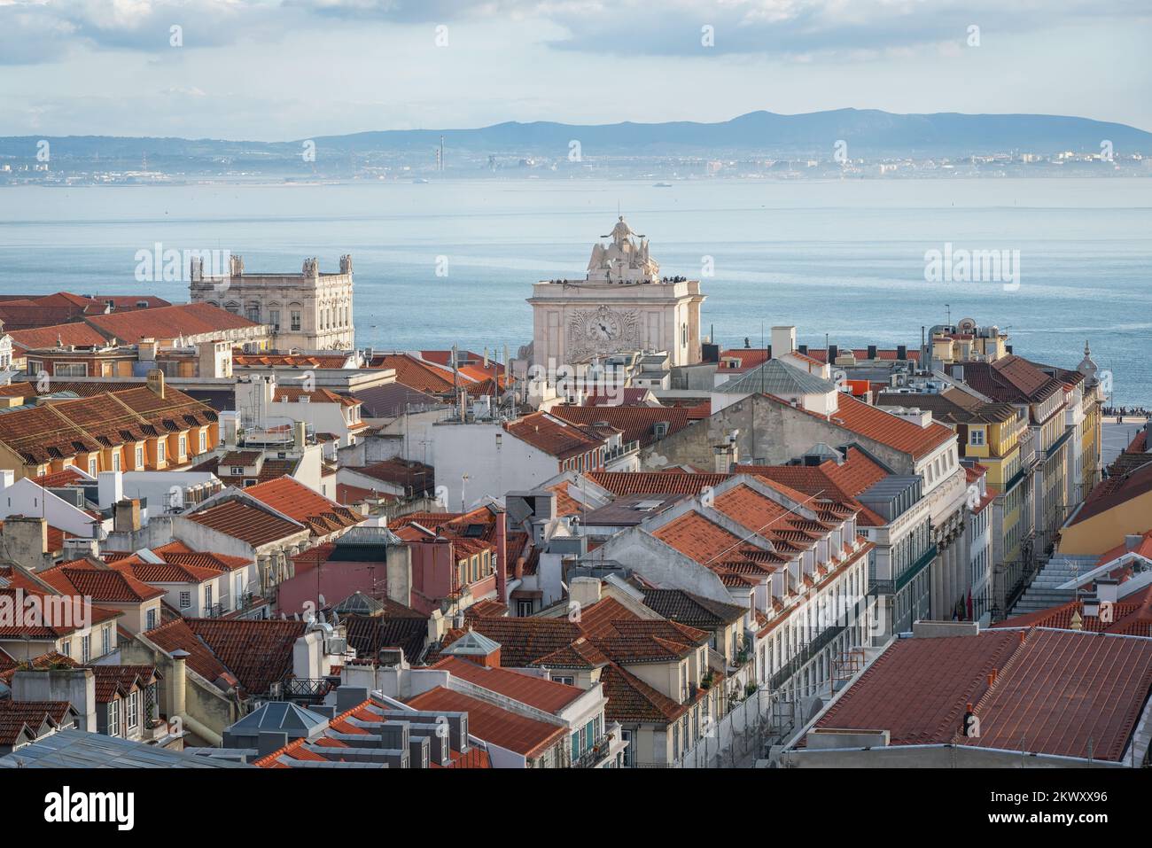 Vue aérienne de Lisbonne avec Rua Augusta Arch et Tage River (Rio Tejo ...