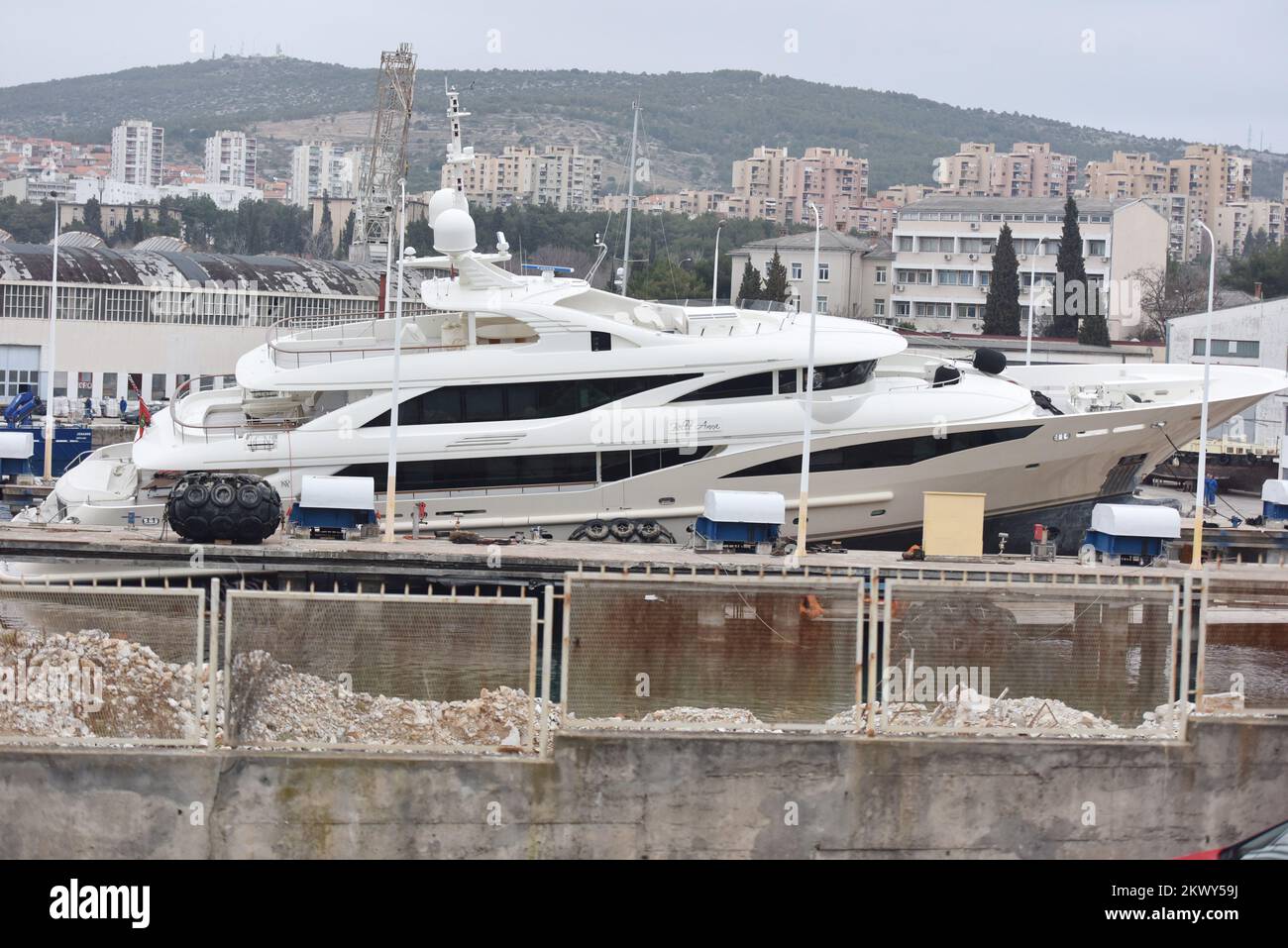 27.02.2017., Sibenik, Croatie - dans le port de Sibenik a navigué le ...
