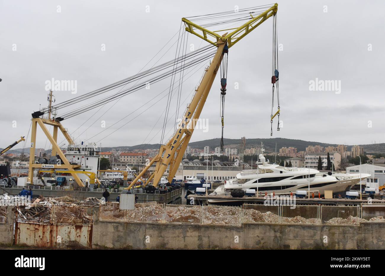 27.02.2017., Sibenik, Croatie - dans le port de Sibenik a navigué le ...