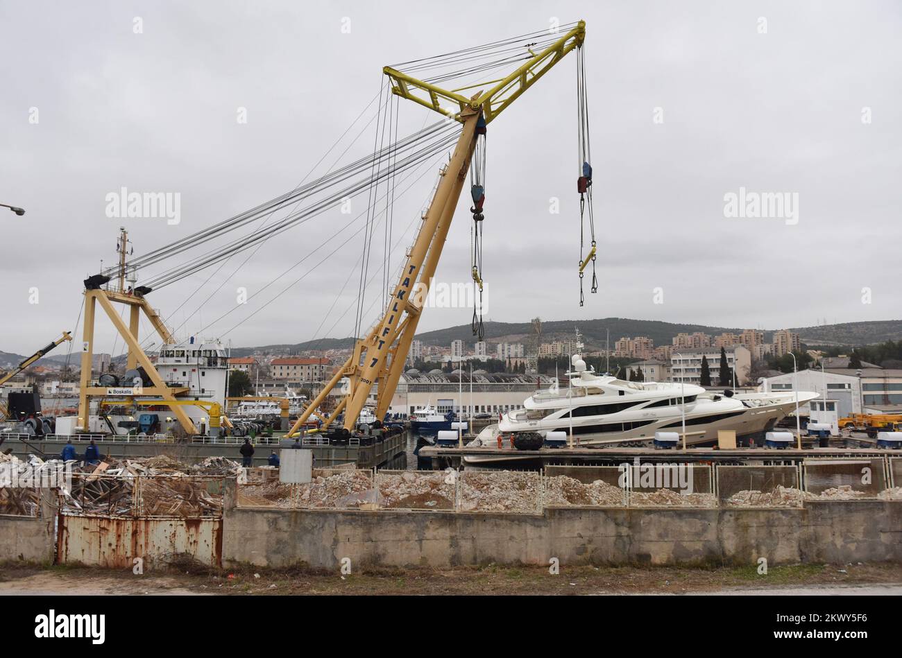 27.02.2017., Sibenik, Croatie - dans le port de Sibenik a navigué le ...
