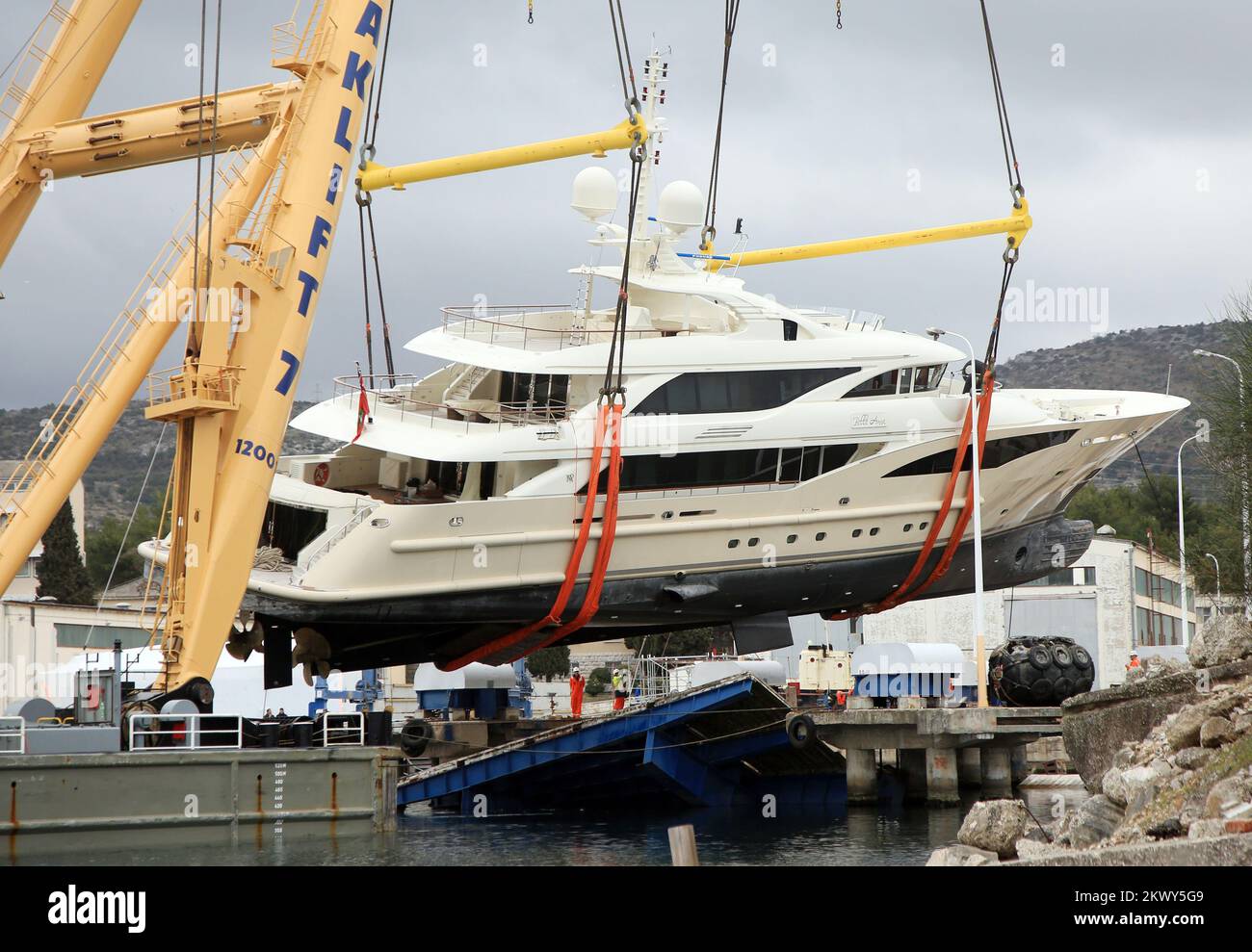 27.02.2017., Sibenik, Croatie - dans le port de Sibenik a navigué le ...