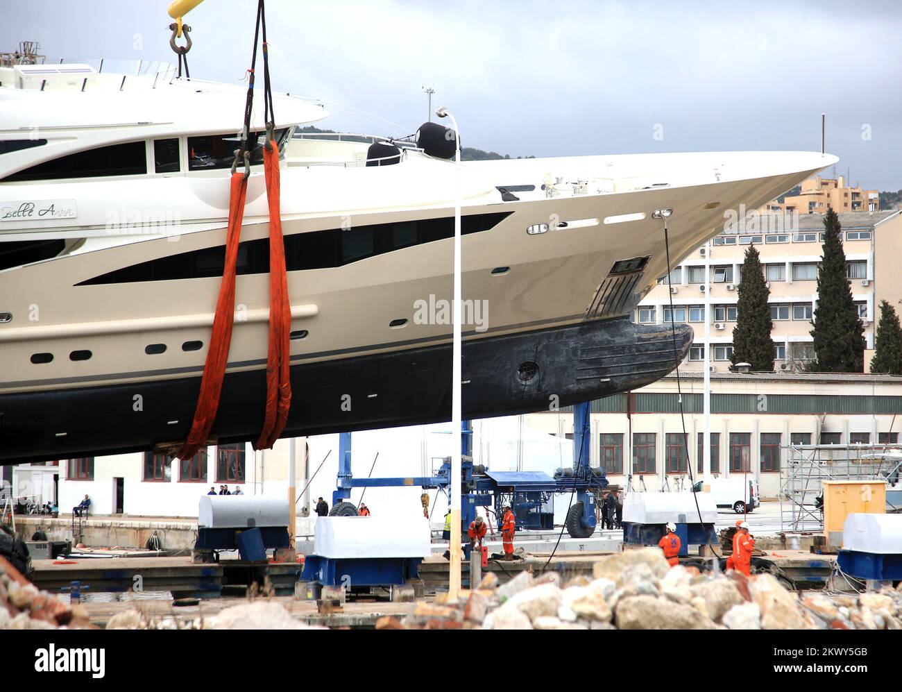 27.02.2017., Sibenik, Croatie - dans le port de Sibenik a navigué le ...