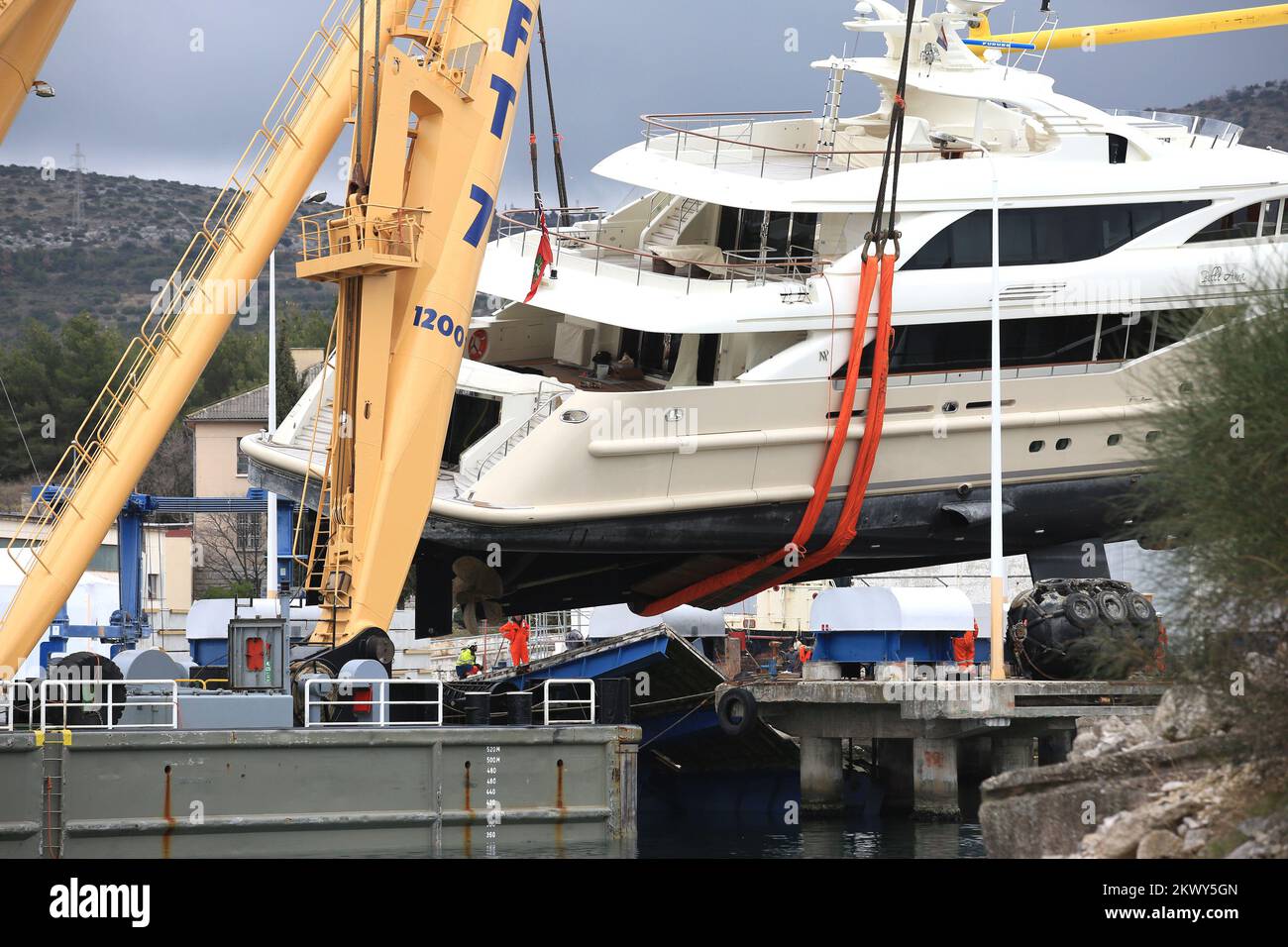 27.02.2017., Sibenik, Croatie - dans le port de Sibenik a navigué le ...