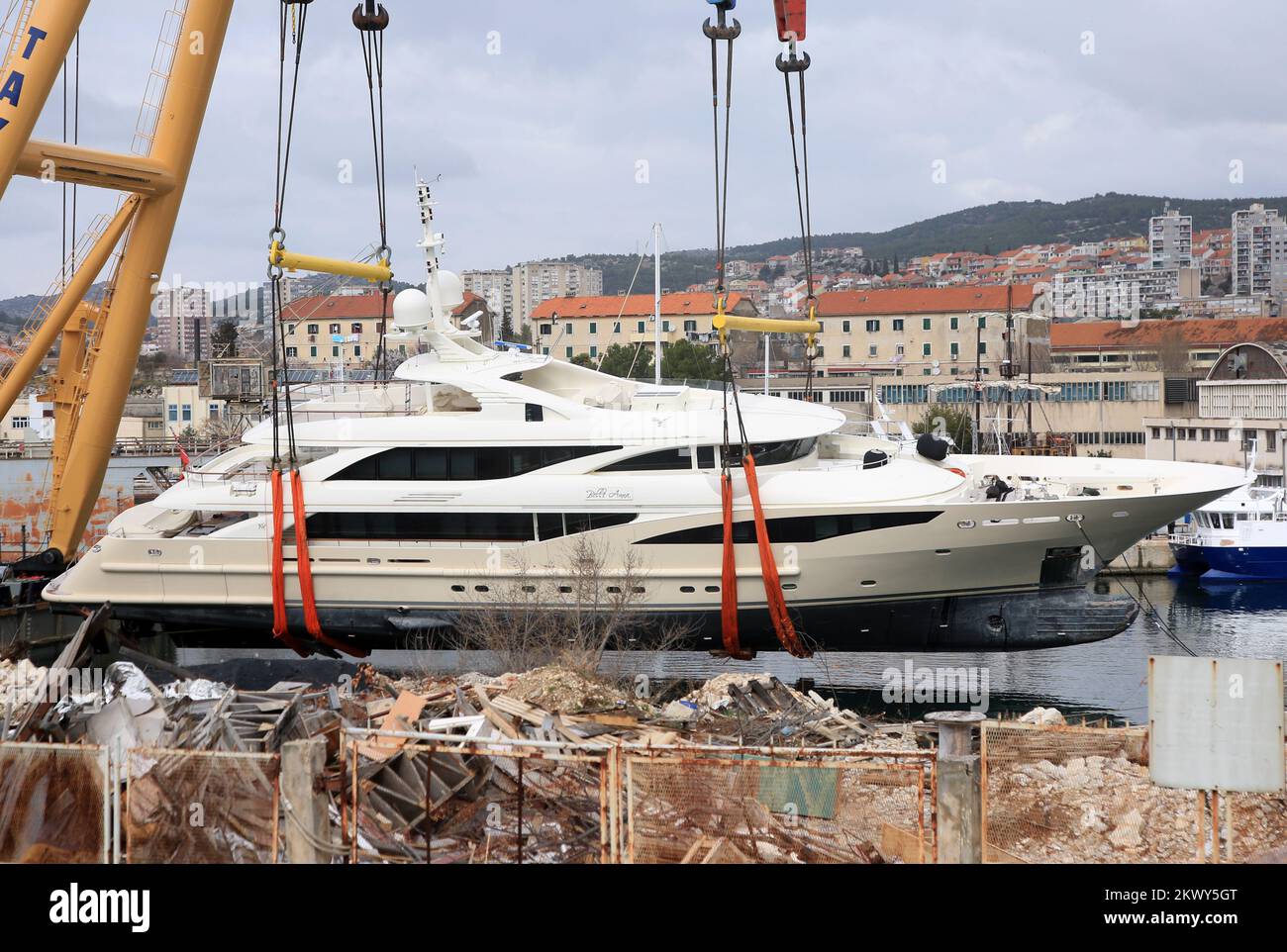 27.02.2017., Sibenik, Croatie - dans le port de Sibenik a navigué le ...