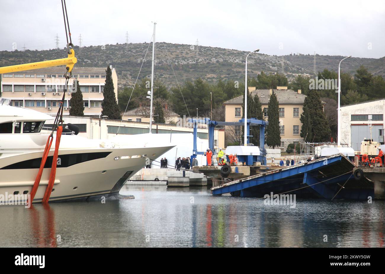 27.02.2017., Sibenik, Croatie - dans le port de Sibenik a navigué le ...