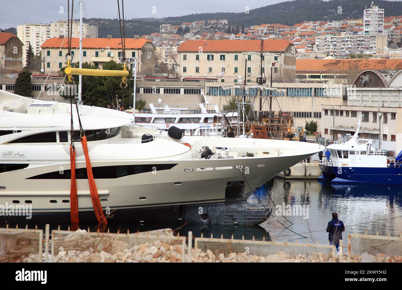 27.02.2017., Sibenik, Croatie - dans le port de Sibenik a navigué le ...