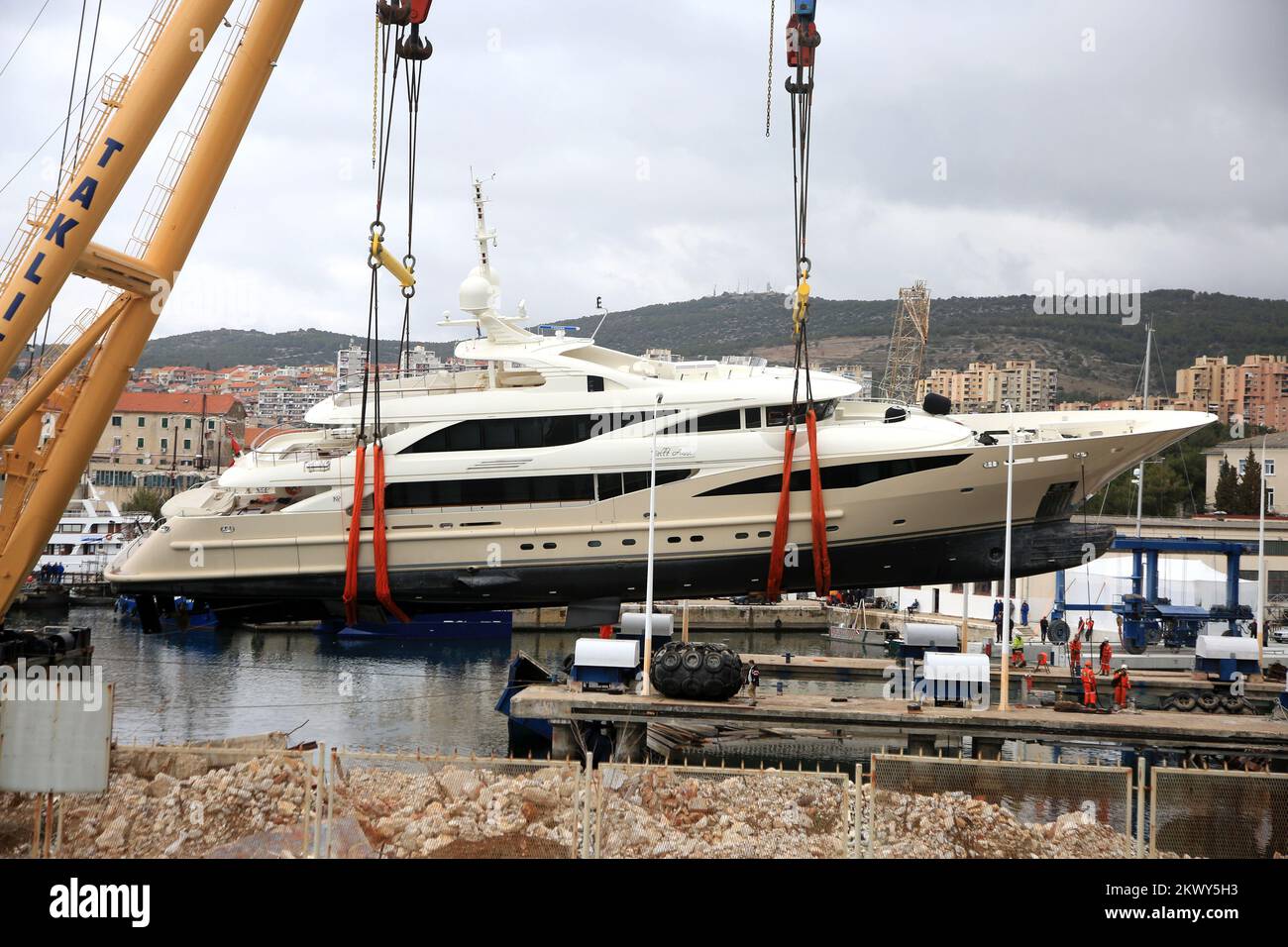 27.02.2017., Sibenik, Croatie - dans le port de Sibenik a navigué le ...