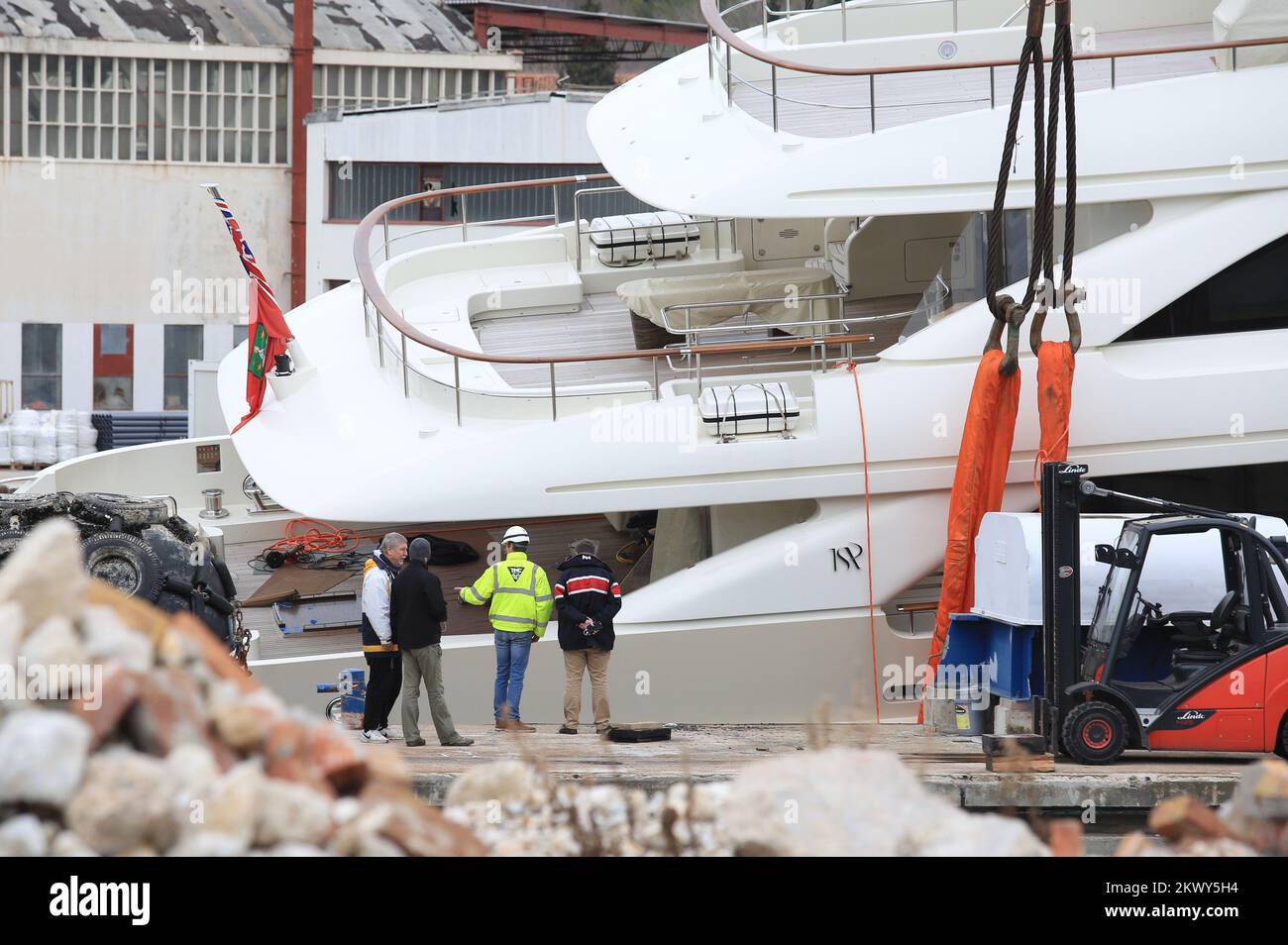 27.02.2017., Sibenik, Croatie - dans le port de Sibenik a navigué le ...