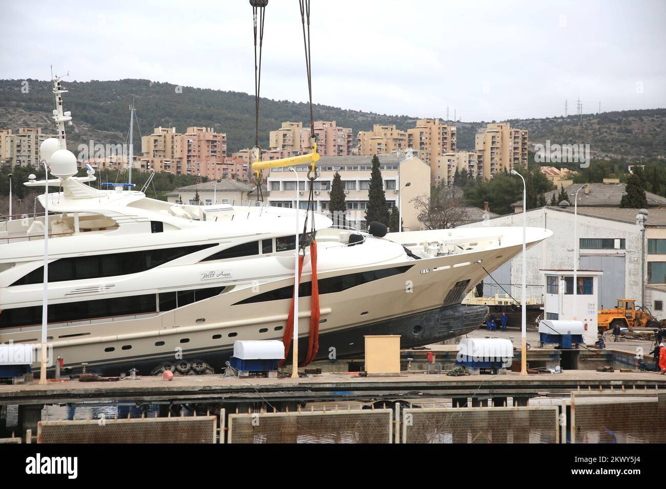 27.02.2017., Sibenik, Croatie - dans le port de Sibenik a navigué le ...