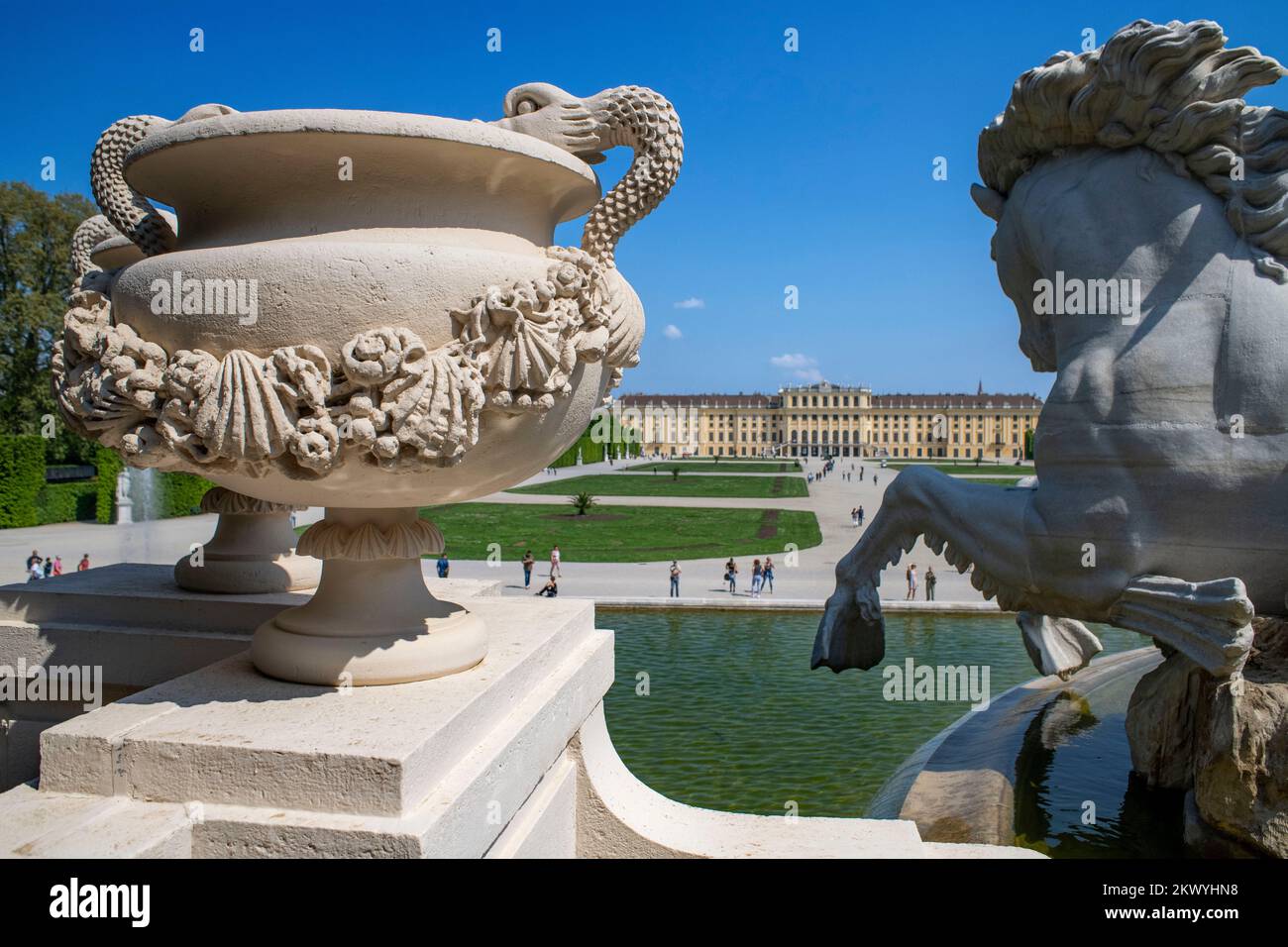 Fontaine de Neptune ou NEPTUNBRUNNEN au château de Schoenbrunn, Vienne ...