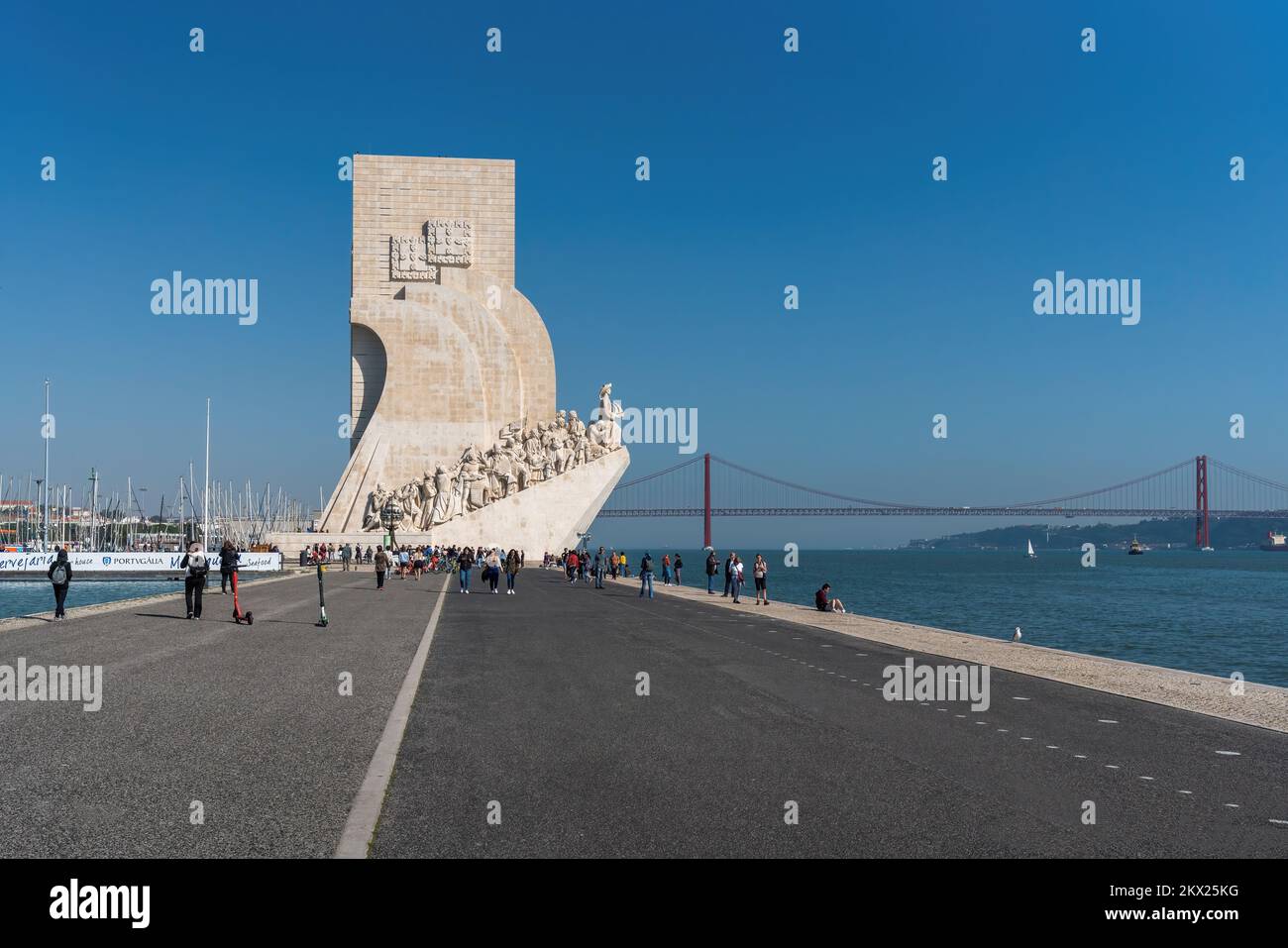 Monument aux découvertes (Padrao dos Descobrimentos) et Tage (Rio Tejo ...