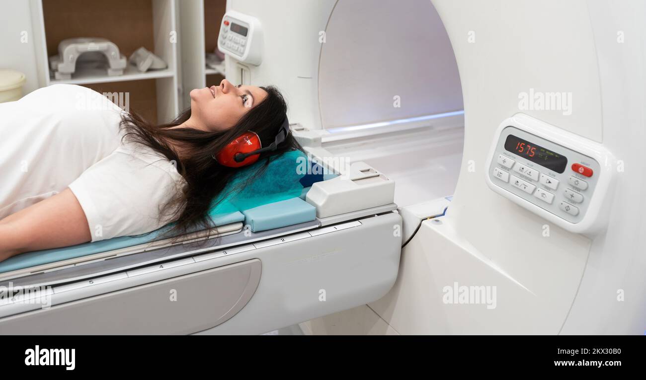 Scanner médical ou IRM avec un patient dans le laboratoire hospitalier ...