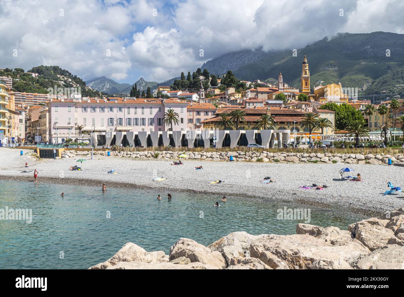 Menton, France - 07-07-2021: Le front de mer de Menton avec de belles ...