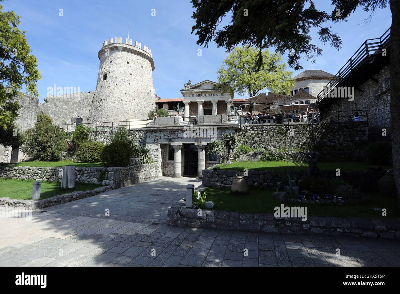 15.04.2018., Rijeka, Croatie - le château de Trsat se trouve sur le ...