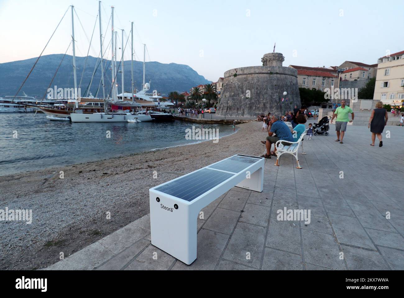 07.08.2018., Korcula, Croatie - Premier banc Smart installé à Korcula ...