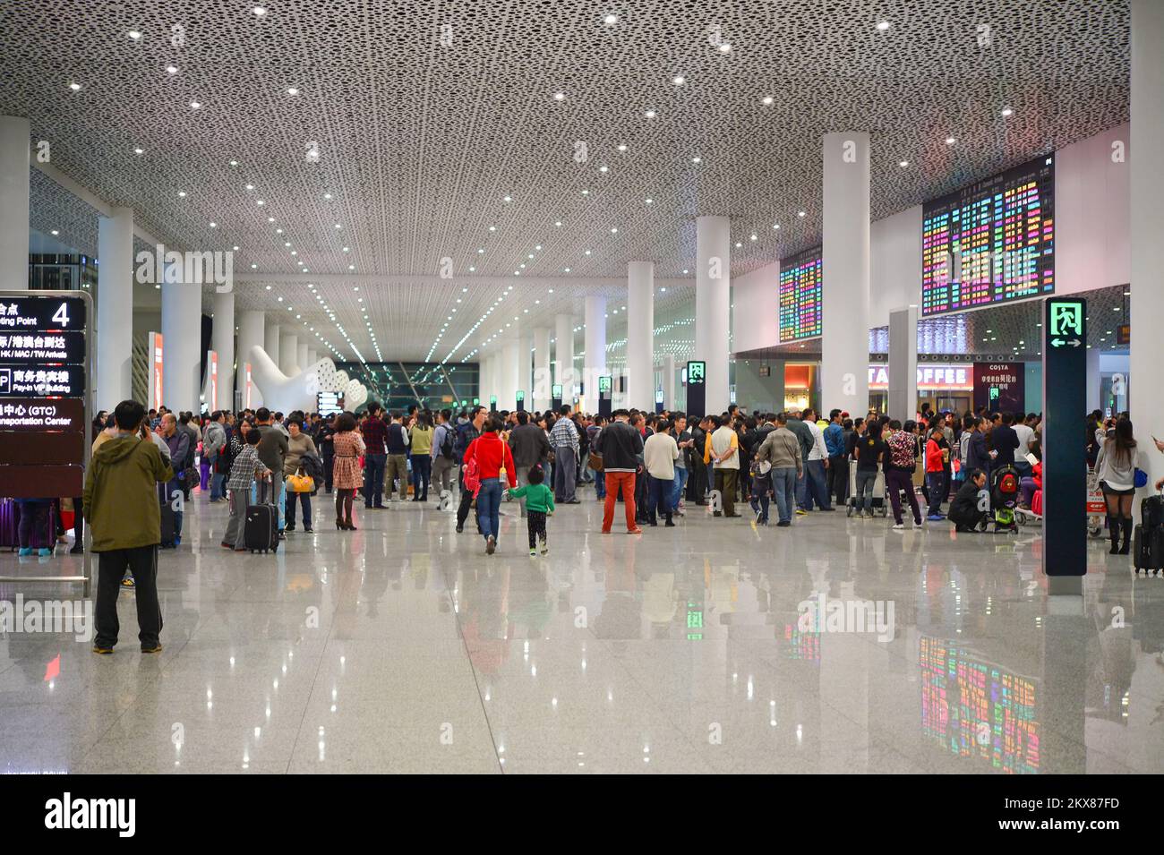 SHENZHEN, CHINE - 16 FÉVRIER 2015 : intérieur de l'aéroport. L'aéroport ...