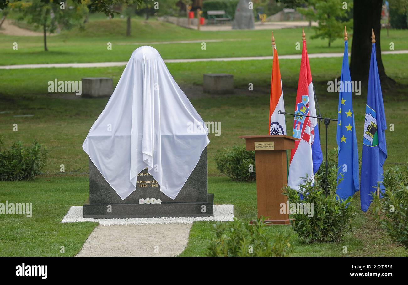 02.10.2019., Zagreb, Croatie - le buste Mahatma Gandhi révélé par le ...