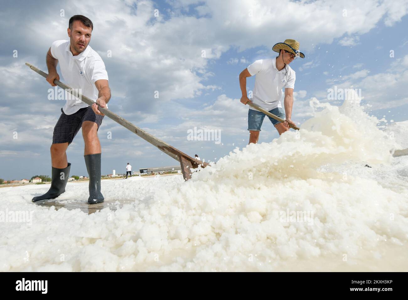 La récolte du sel aux Saltworks de Nin. Le sel naturel de Nin est un ...