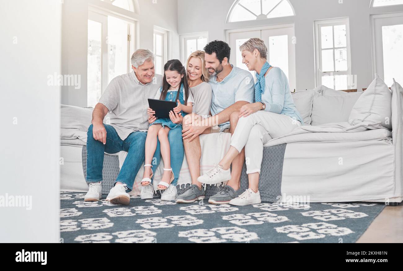 Famille, enfants et tablette avec parents, grands-parents et fille sur ...