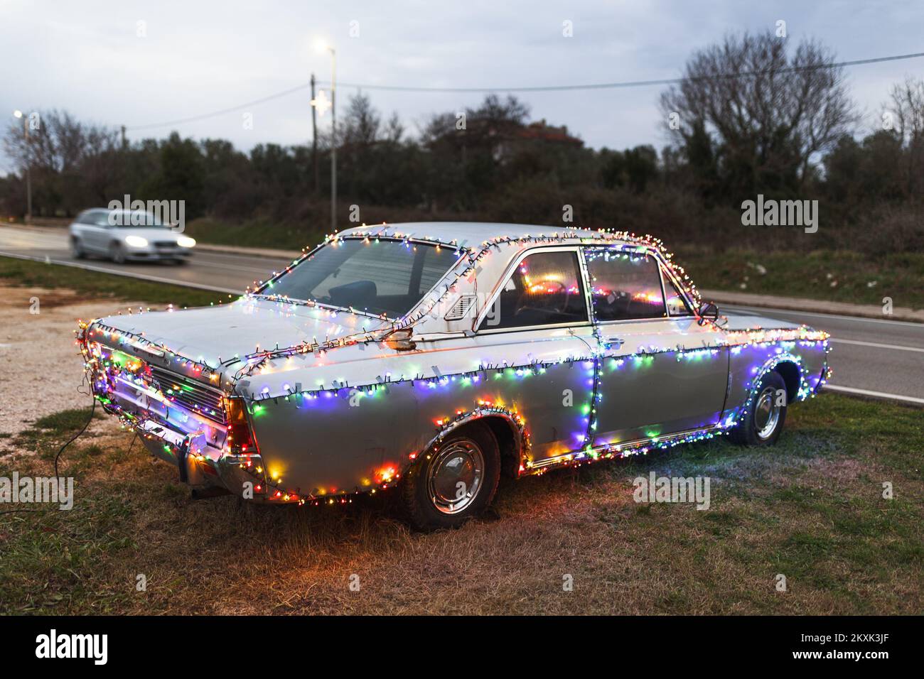 Vieux 1969 Ford Taunus décoré avec des lumières de Noël colorées par la route à Sukosan, Croatie ...
