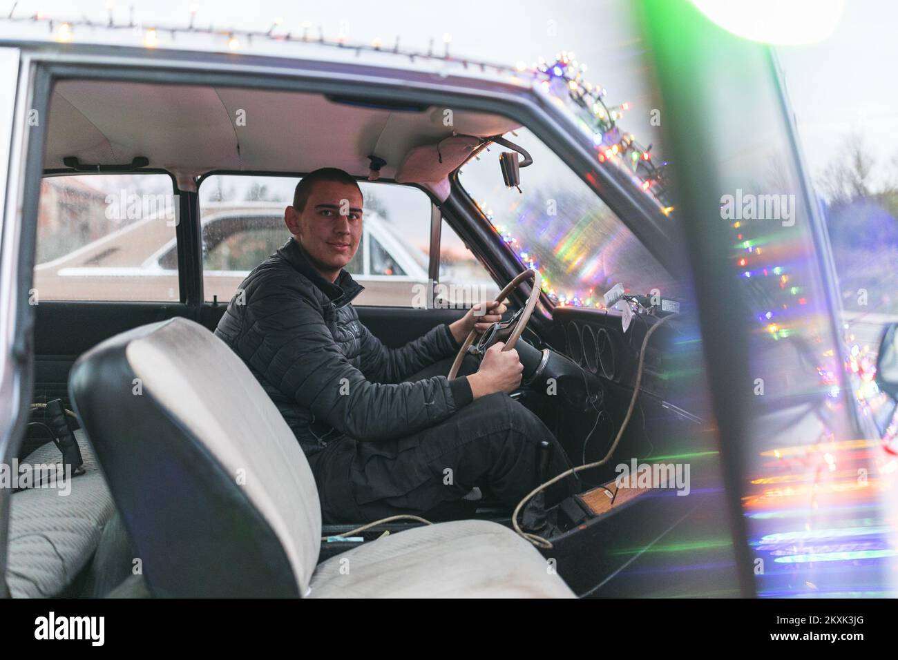 Électricien automobile Andrija Dijan dans son vieux 1969 Ford Taunus ...