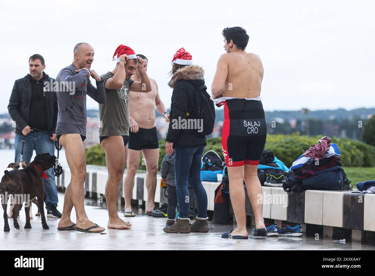 Les gens sont vus apprécier la nage traditionnelle du nouvel an dans la mer, malgré la pluie et ...