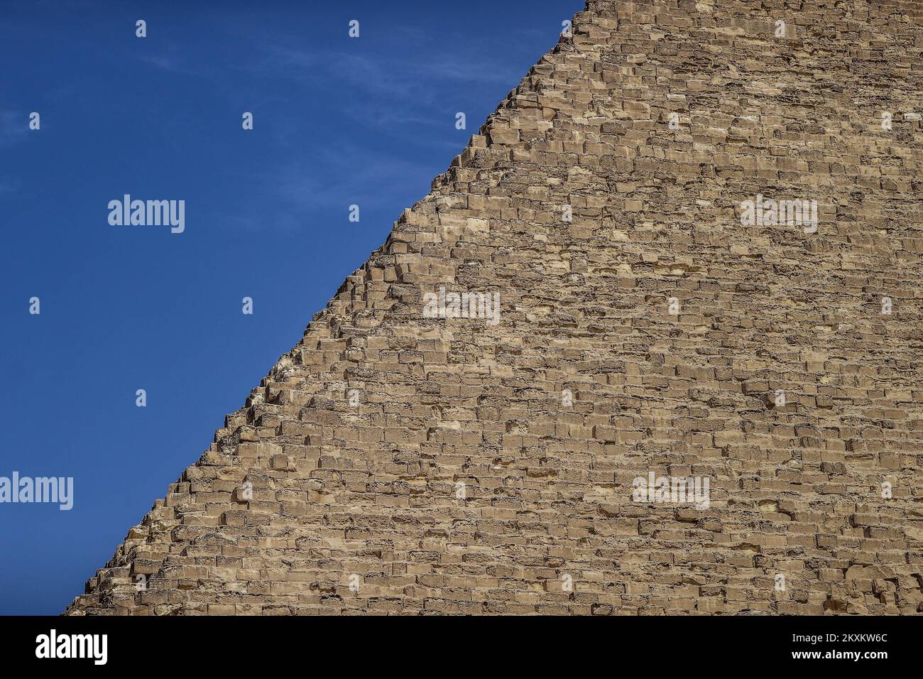 La Grande Pyramide de Gizeh est la plus ancienne et la plus grande des ...