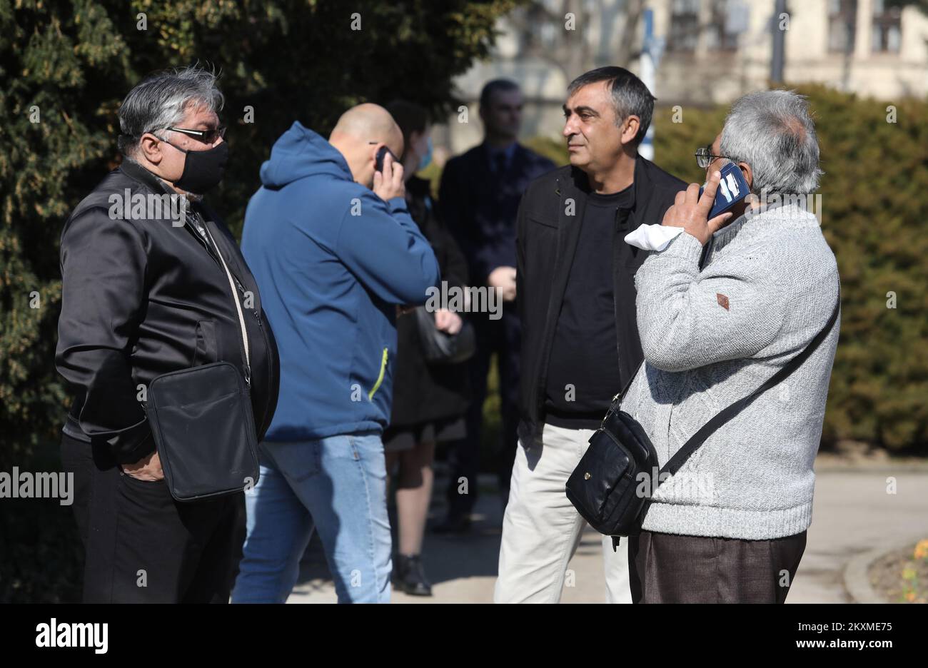 Les citoyens suivent la commémoration à l'occasion de la mort du maire ...